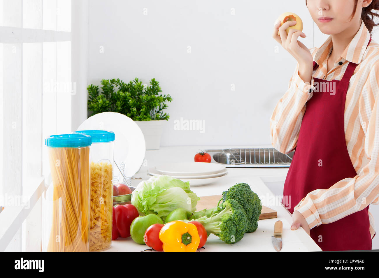 Woman eating an apple hi-res stock photography and images - Alamy