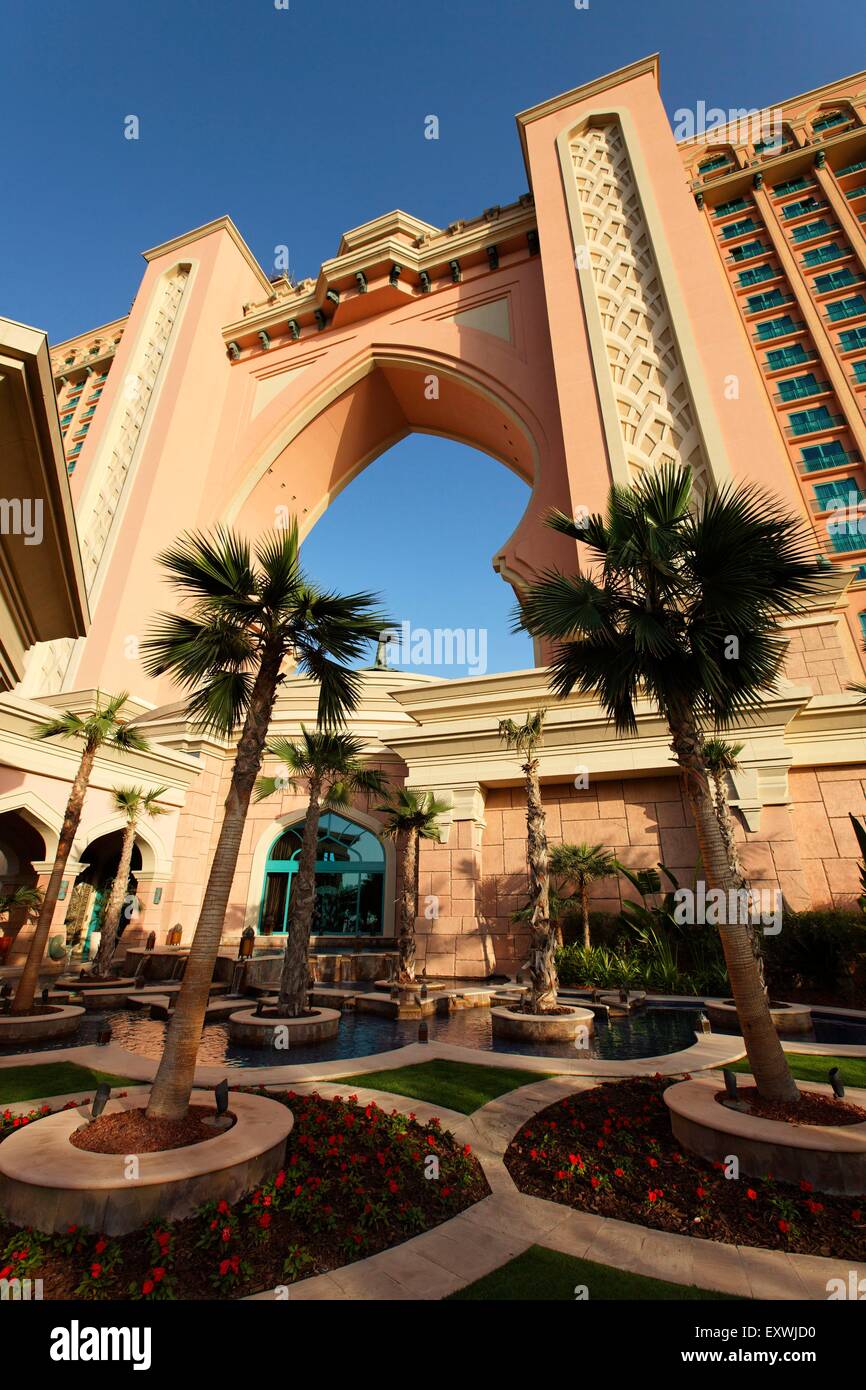Atlantis Hotel, The Palm Jumeirah, Dubai Stock Photo - Alamy