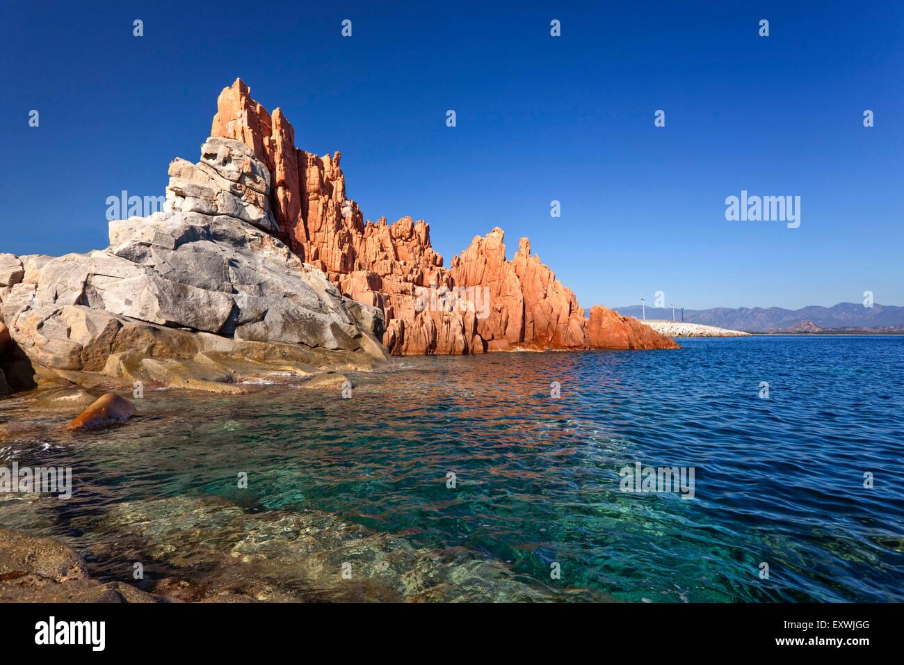 Red colored rocks hi-res stock photography and images - Alamy