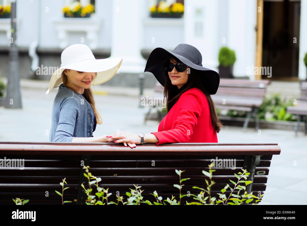Ladies on bench hi-res stock photography and images - Alamy