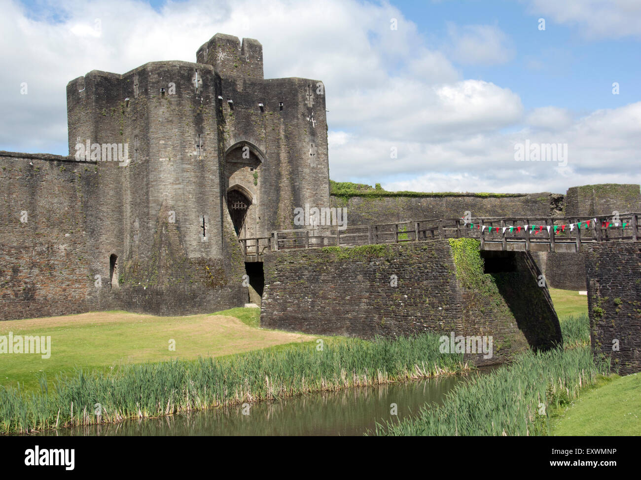 Castle drawbridge and portcullis hi-res stock photography and images ...