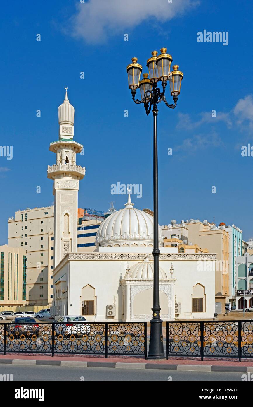 Abu Dar Alghafari Mosque, Dubai Stock Photo - Alamy