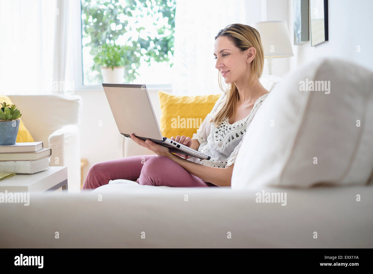 Woman sitting laptop computer hi-res stock photography and images - Alamy