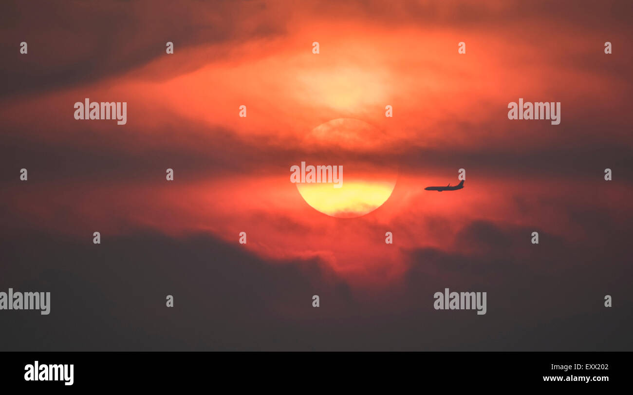 Shape of setting sun hi-res stock photography and images - Alamy