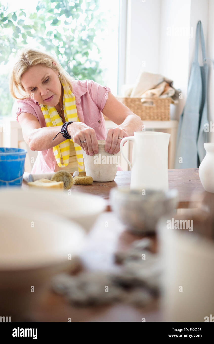 Mature woman in pottery hi-res stock photography and images - Alamy