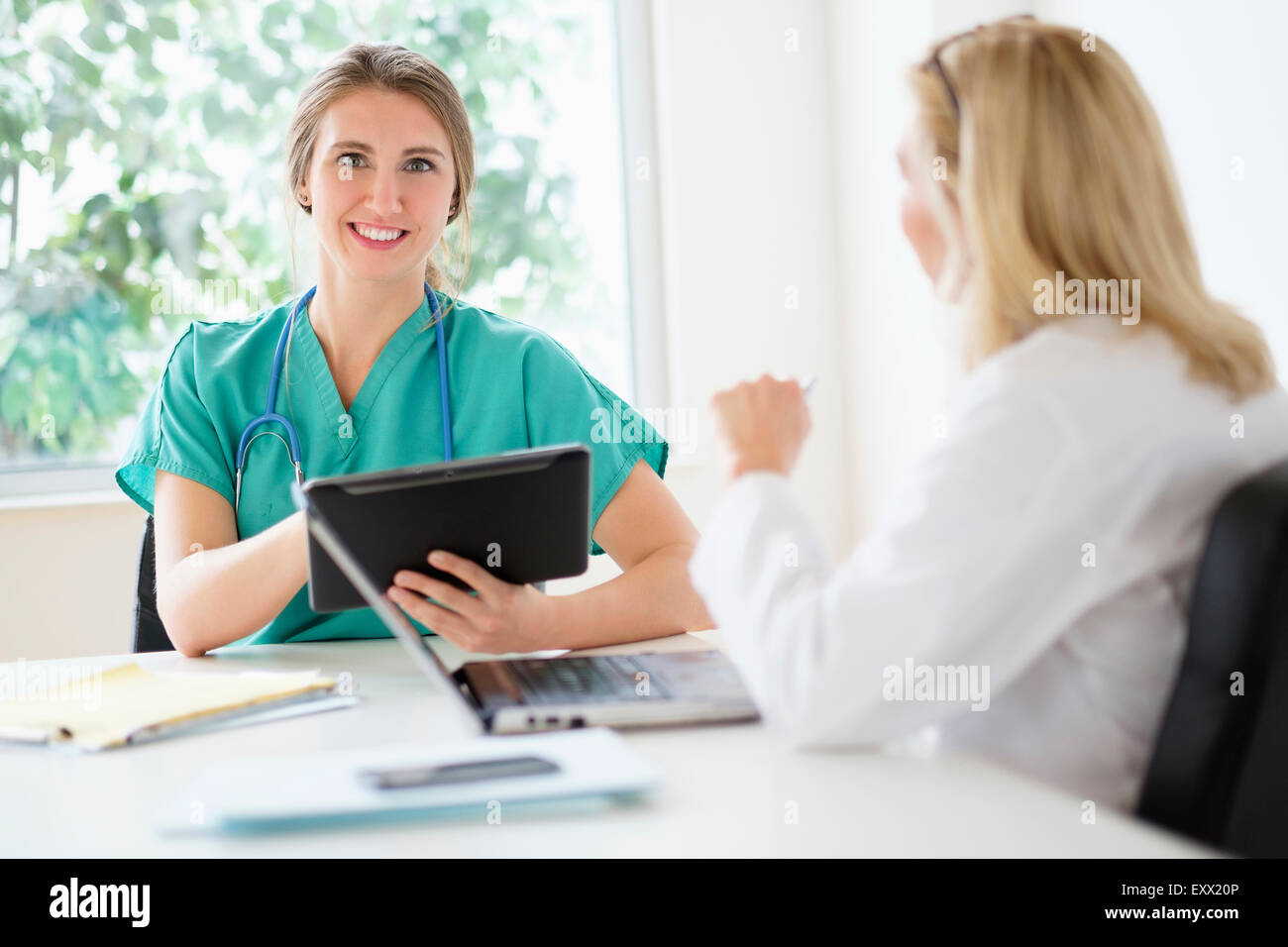 Two young women females talking hi-res stock photography and images - Alamy
