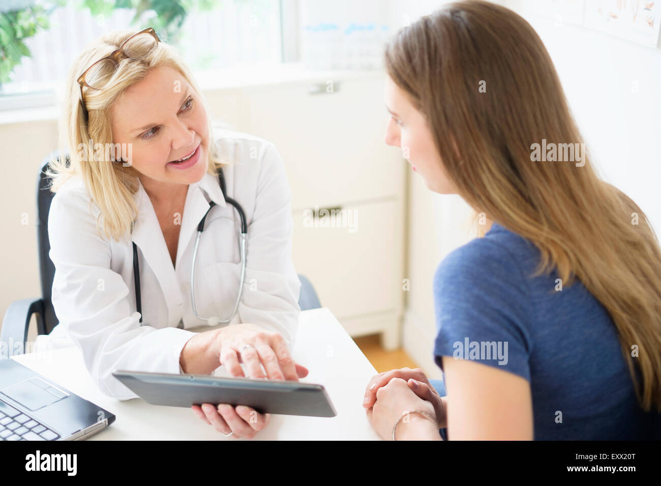Doctor office people tablet hi-res stock photography and images - Alamy