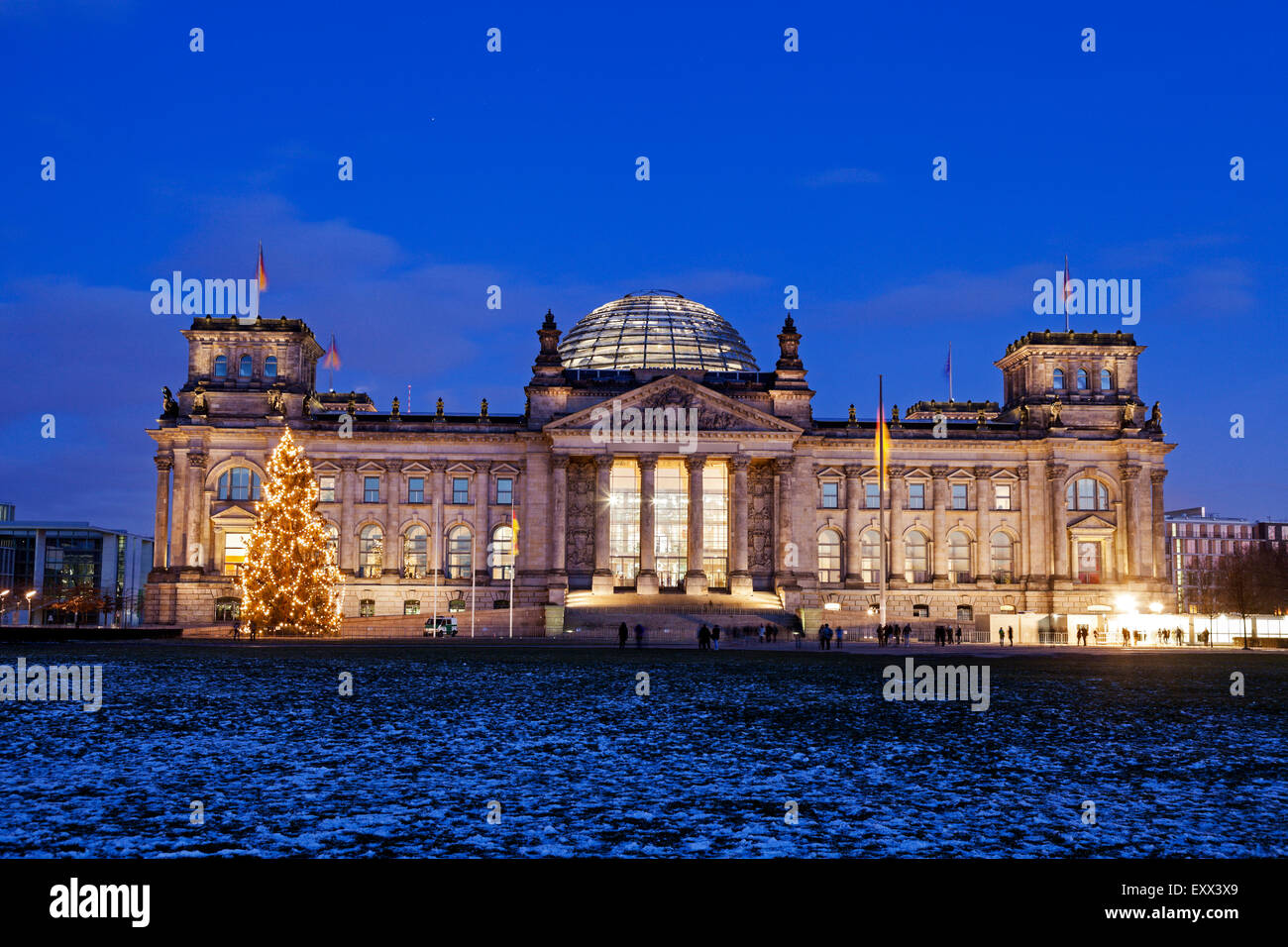 Illuminated Bundestag building and snowy lawn Stock Photo - Alamy