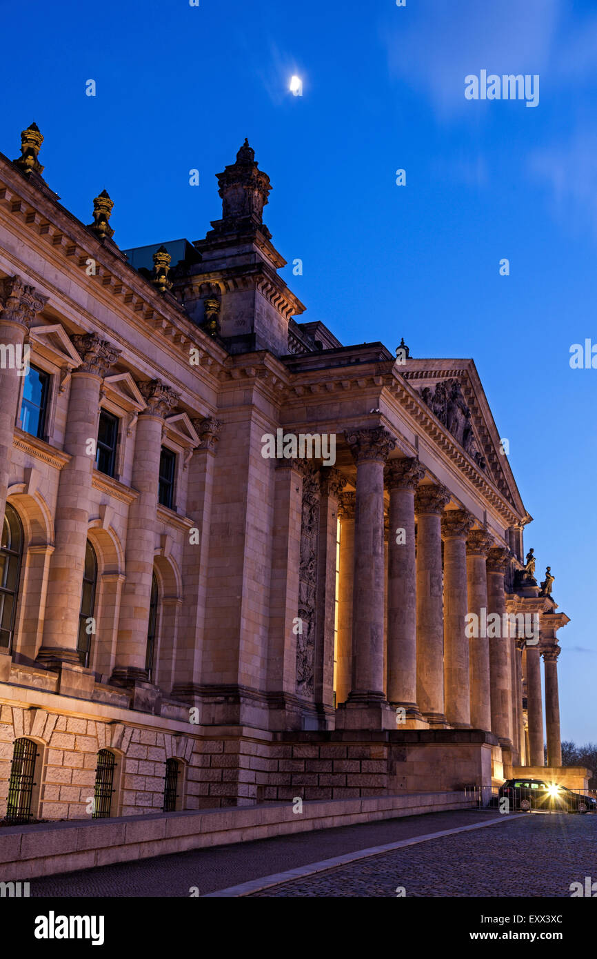 Moon over building hi-res stock photography and images - Alamy