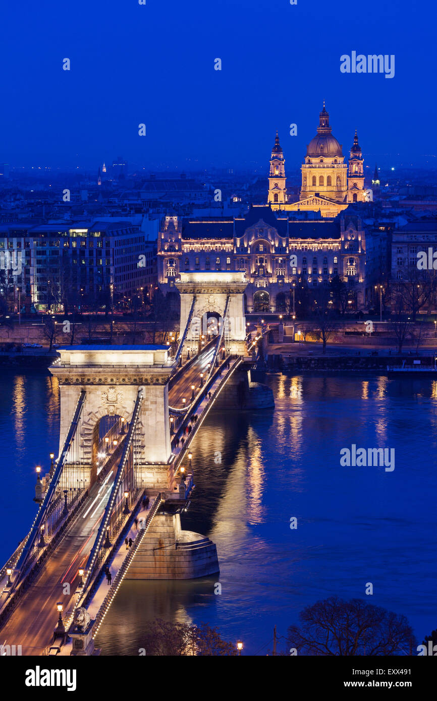 Illuminated Chain Bridge and Saint Stephen's Basilica Stock Photo - Alamy