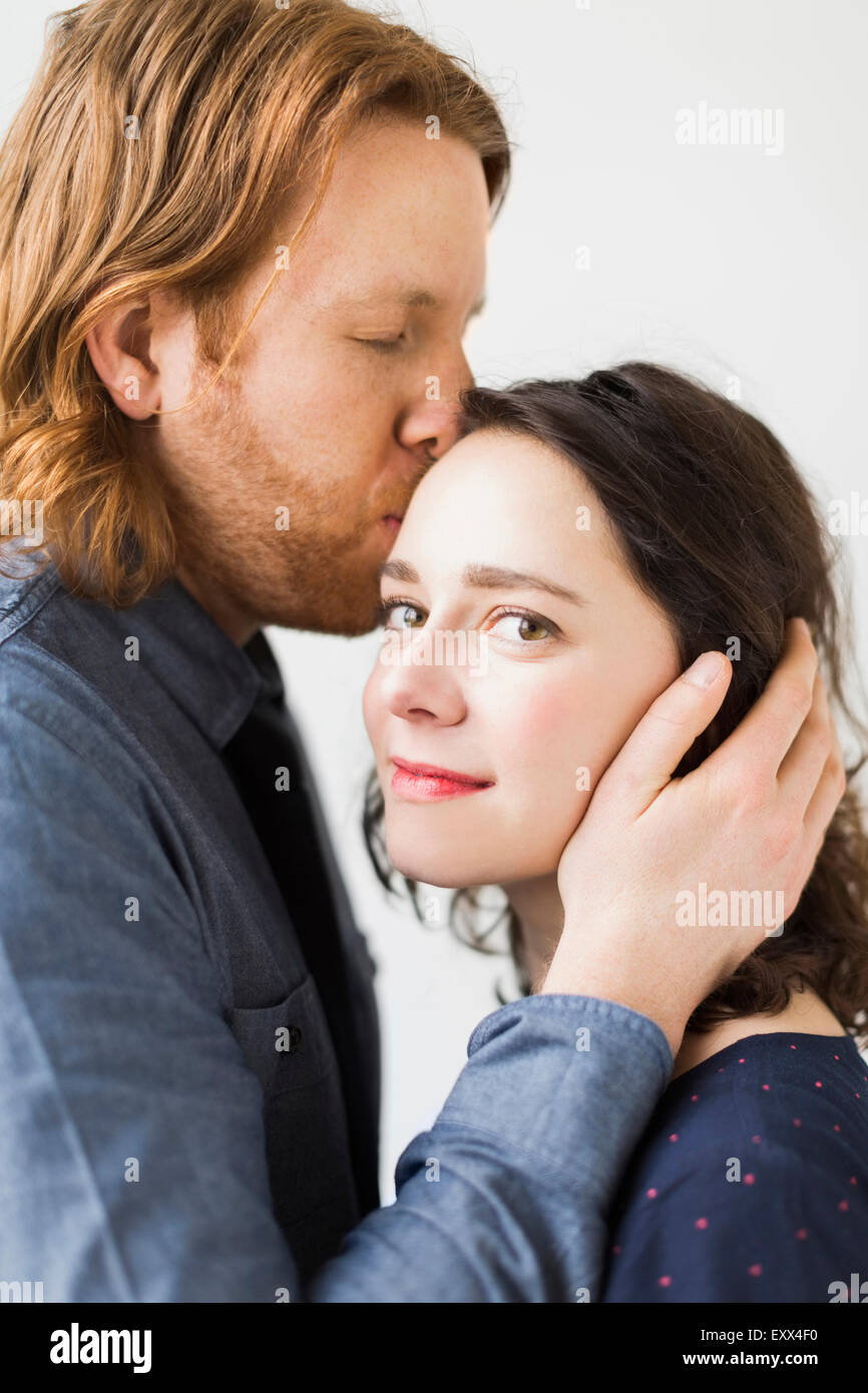 Man kissing young woman Stock Photo - Alamy