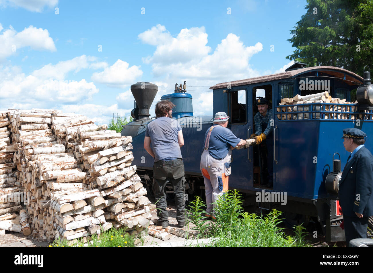 Loading steam train with logs Stock Photo - Alamy