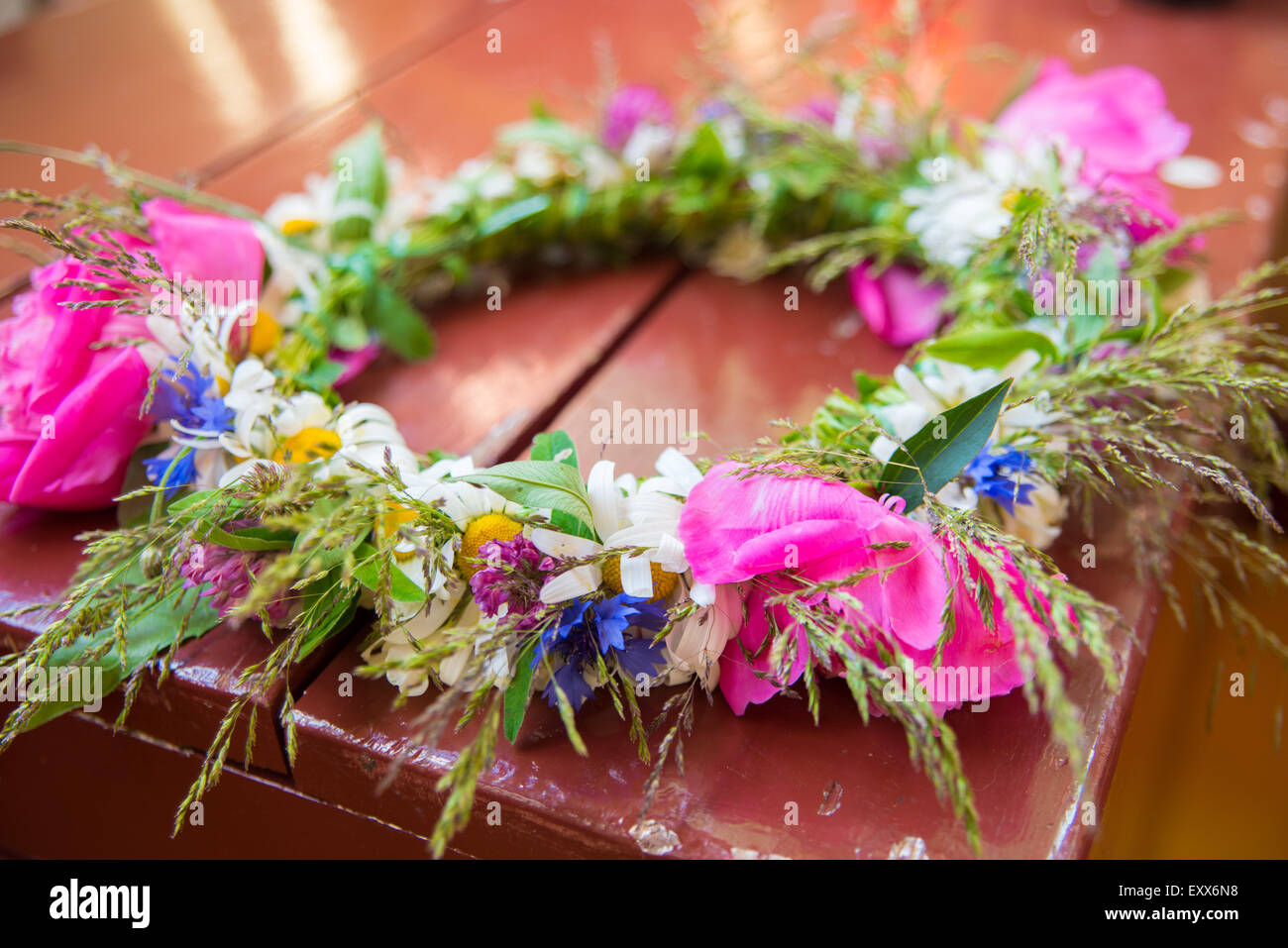 Ligo Midsummer bucket celebration chain chamomile cornflowers coronal ...