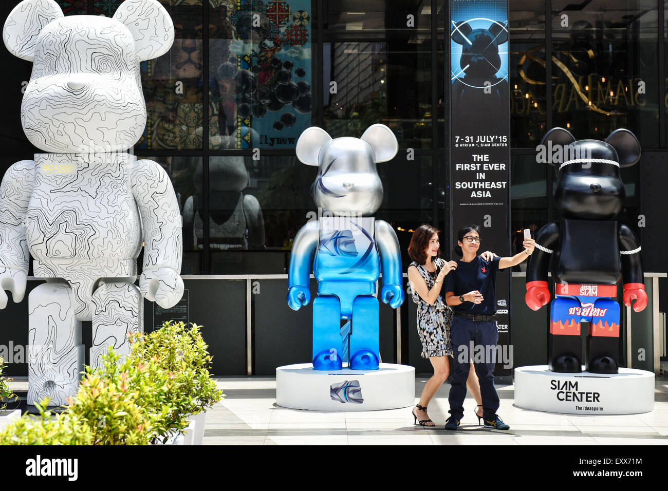 Large scale figures hi-res stock photography and images - Alamy