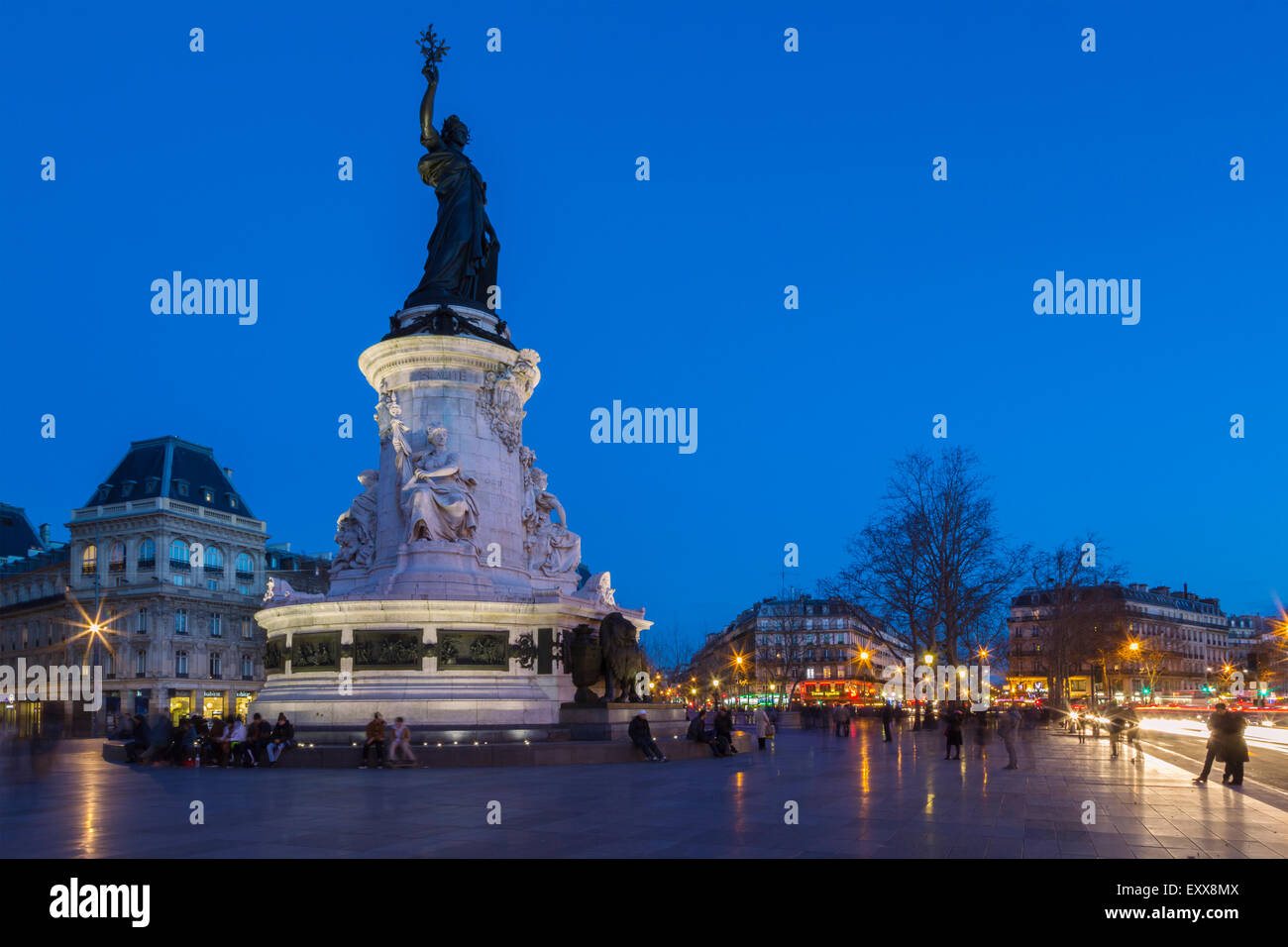 Paris light hi-res stock photography and images - Alamy