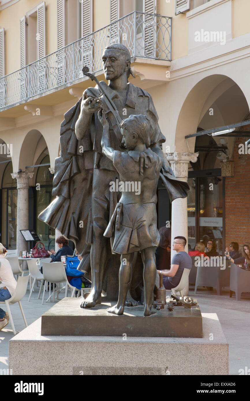 Statue Antonio Stradivari, Piazza Antonio Stradivari, Cremona, Cremona ...