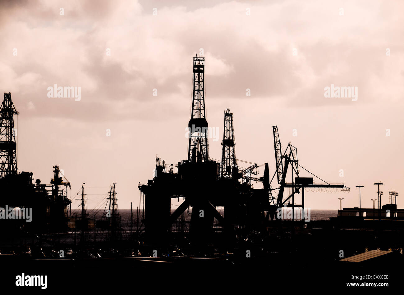 Oil Drilling Rig Silhouette Stock Photo - Alamy