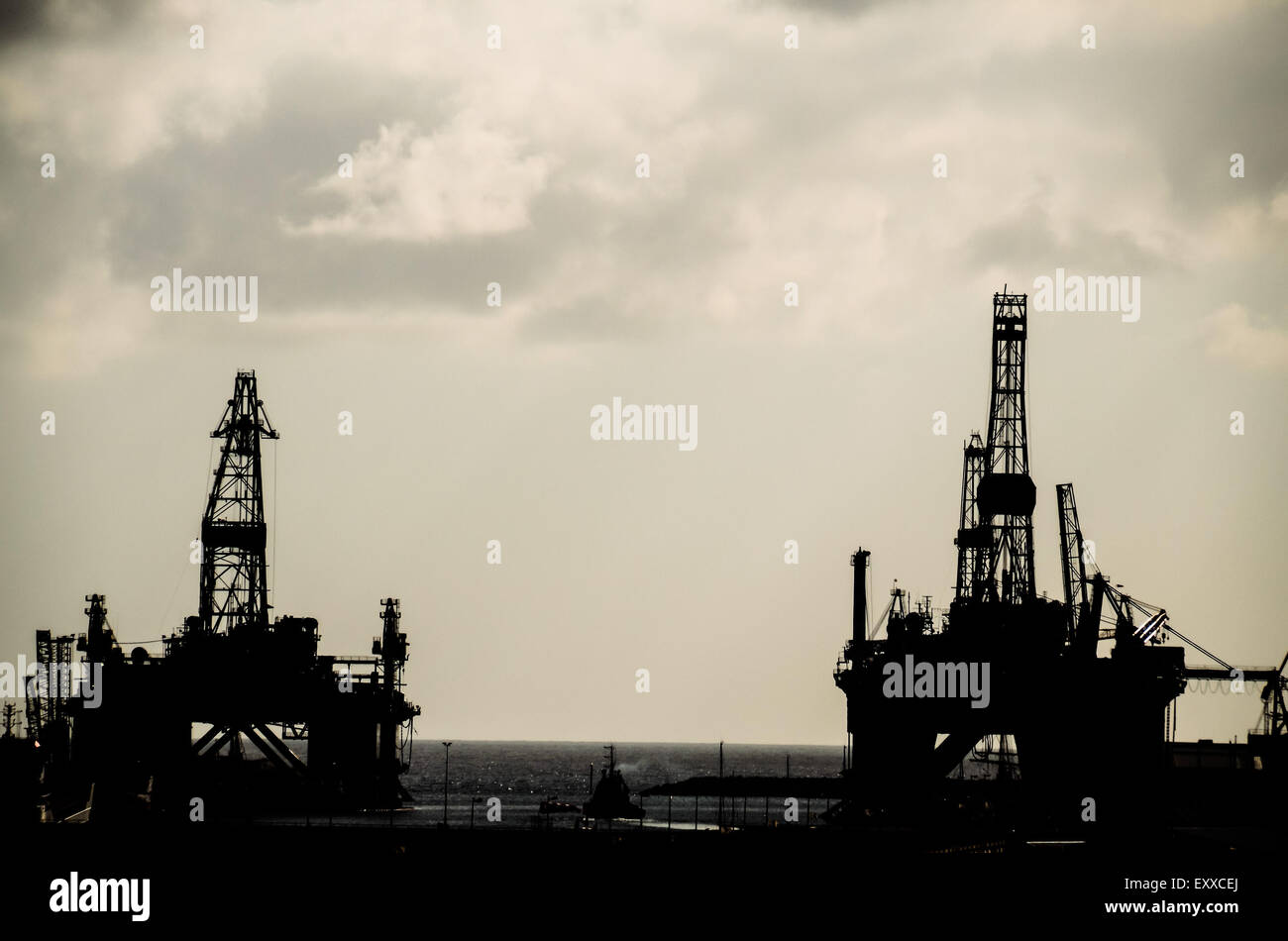 Oil Drilling Rig Silhouette Stock Photo - Alamy
