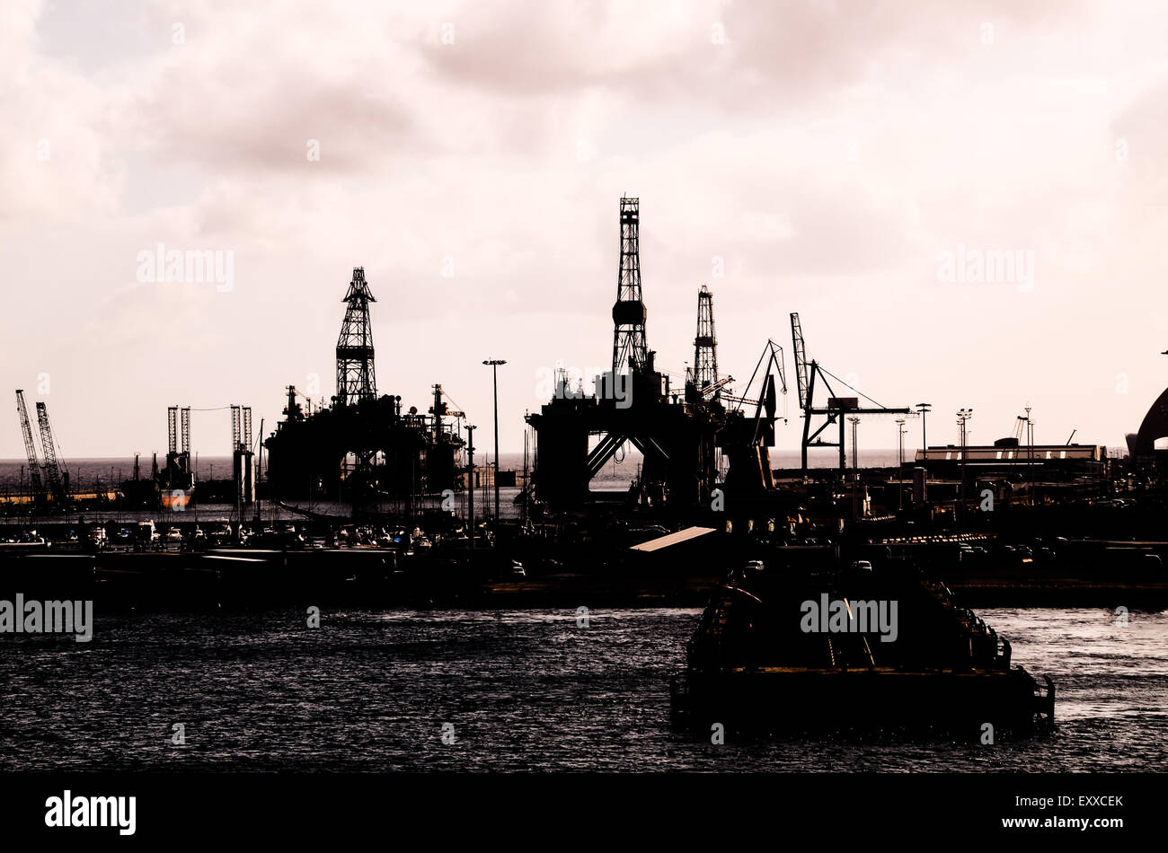 Oil Drilling Rig Silhouette Stock Photo - Alamy