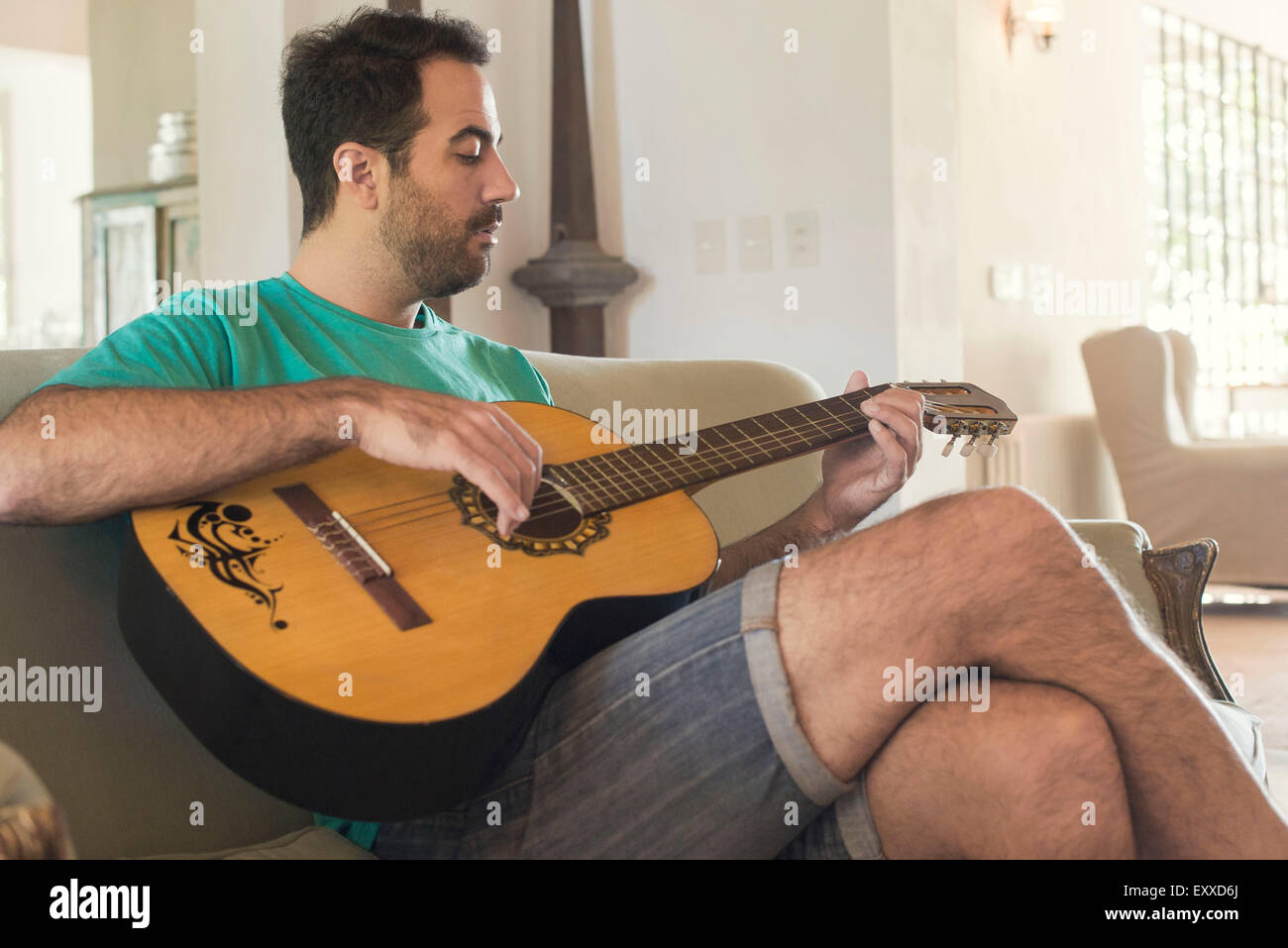Parlor guitar hi-res stock photography and images - Alamy