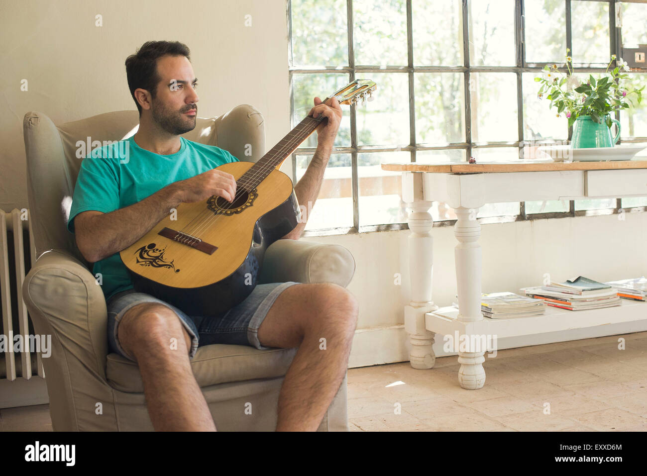 Parlor guitar hi-res stock photography and images - Alamy