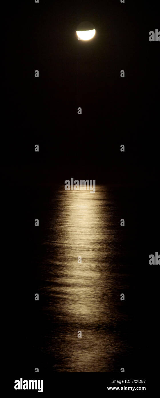 Moonlight reflected on ocean at night Stock Photo - Alamy