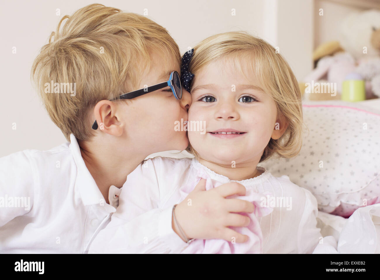 Boy and girl kissing hi-res stock photography and images - Alamy
