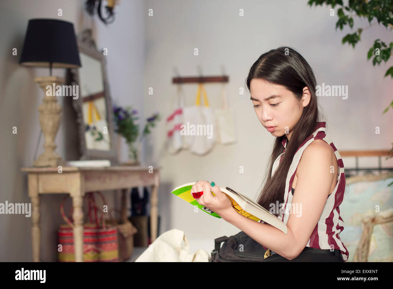 Woman reading novel hi-res stock photography and images - Alamy