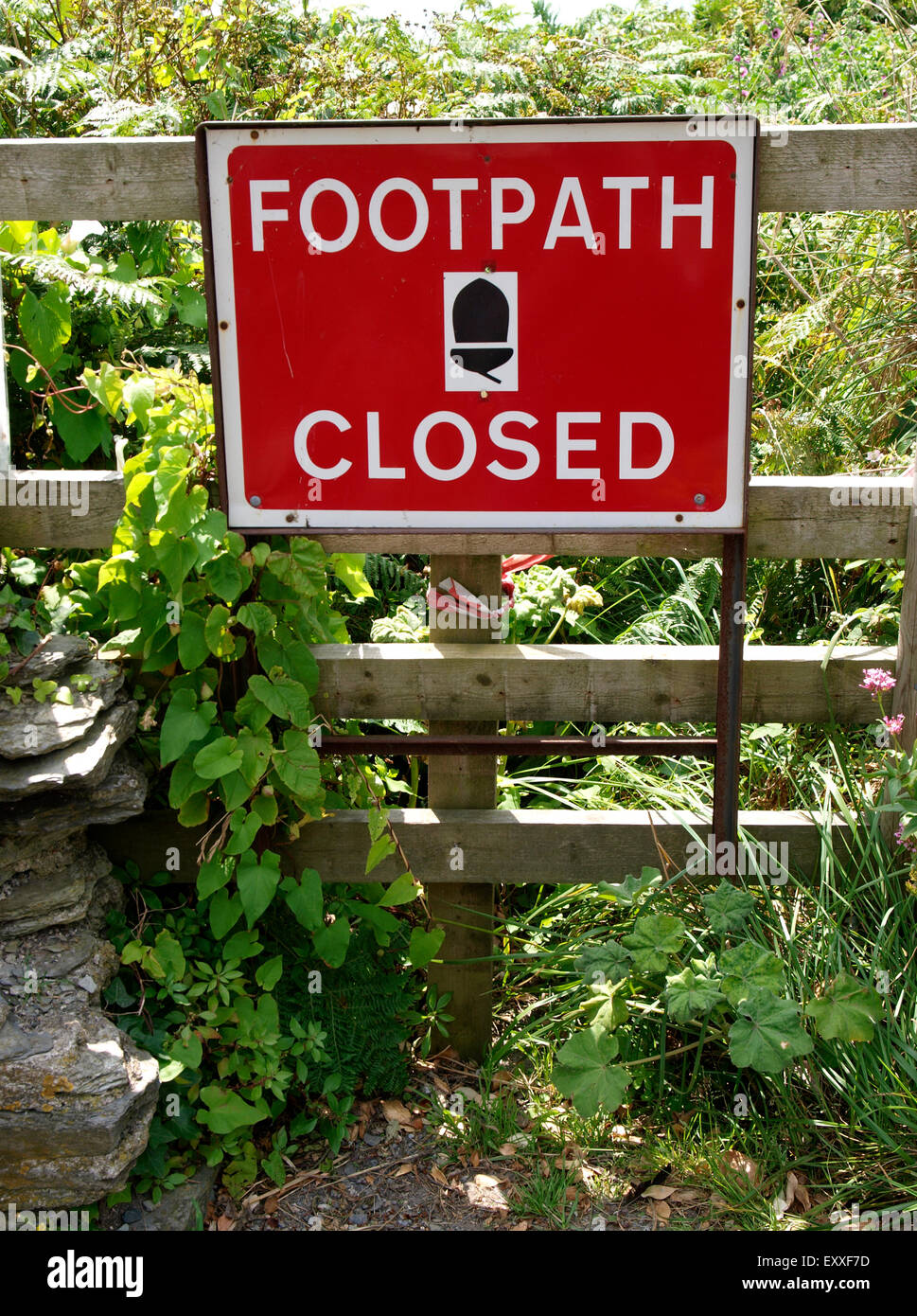 Footpath closed sign hi-res stock photography and images - Alamy