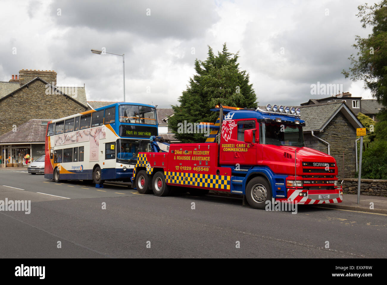 Services recovery tow truck hi-res stock photography and images - Alamy