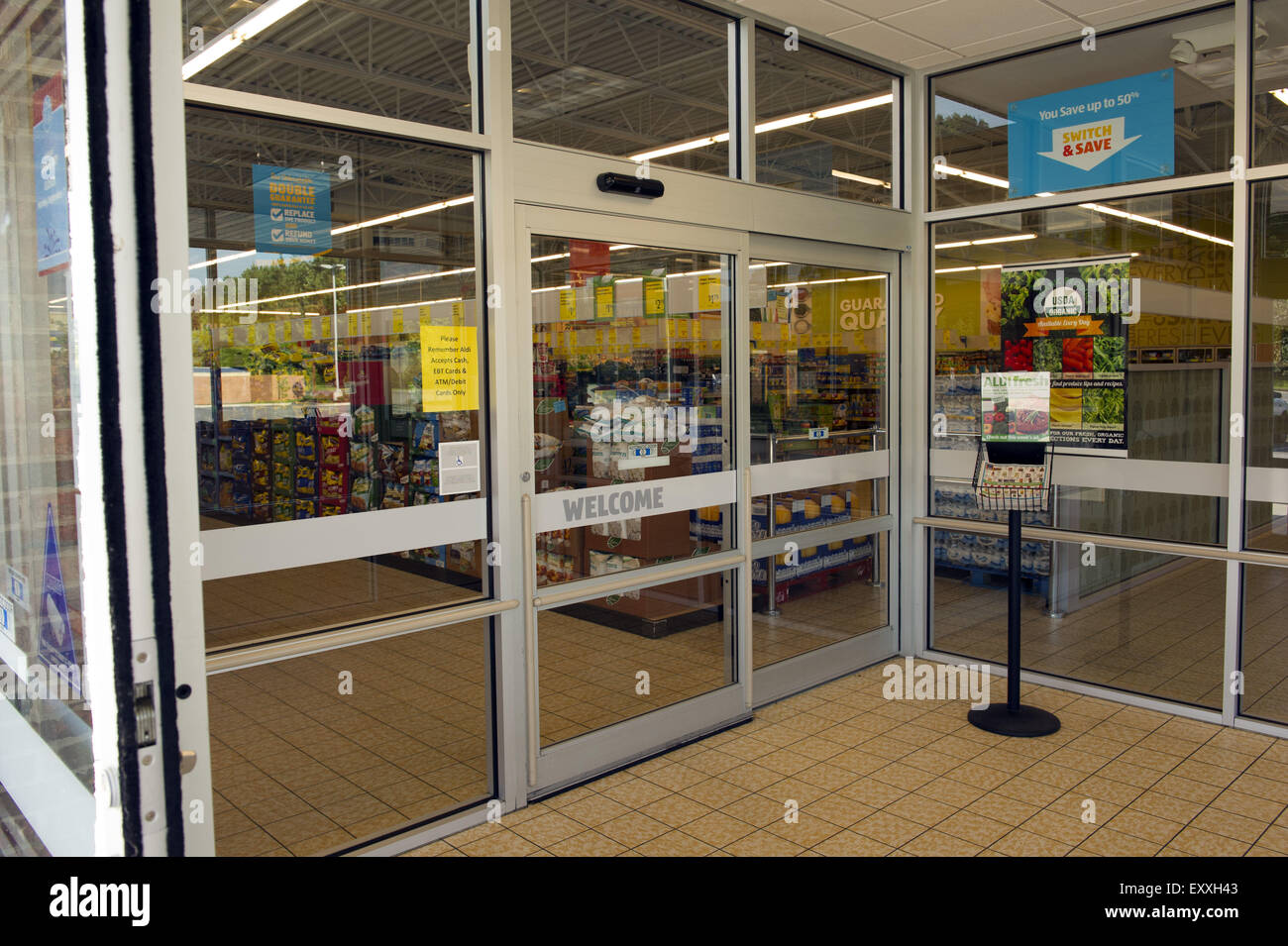 Woodstock, GA, USA. 17th July, 2015. Aldi discount grocery market ...