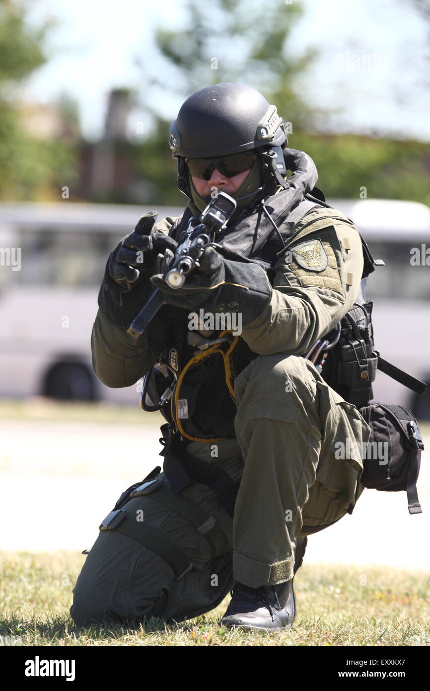 Exercise special police unit swat hi-res stock photography and images ...