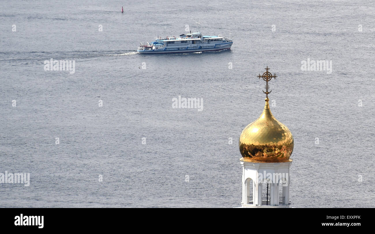 Samara, Russia. 16th July, 2015. A cruise vessel makes its way across ...