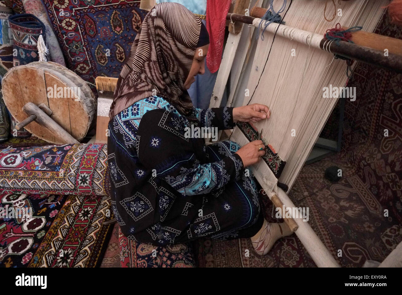 Weaving process hi-res stock photography and images - Alamy