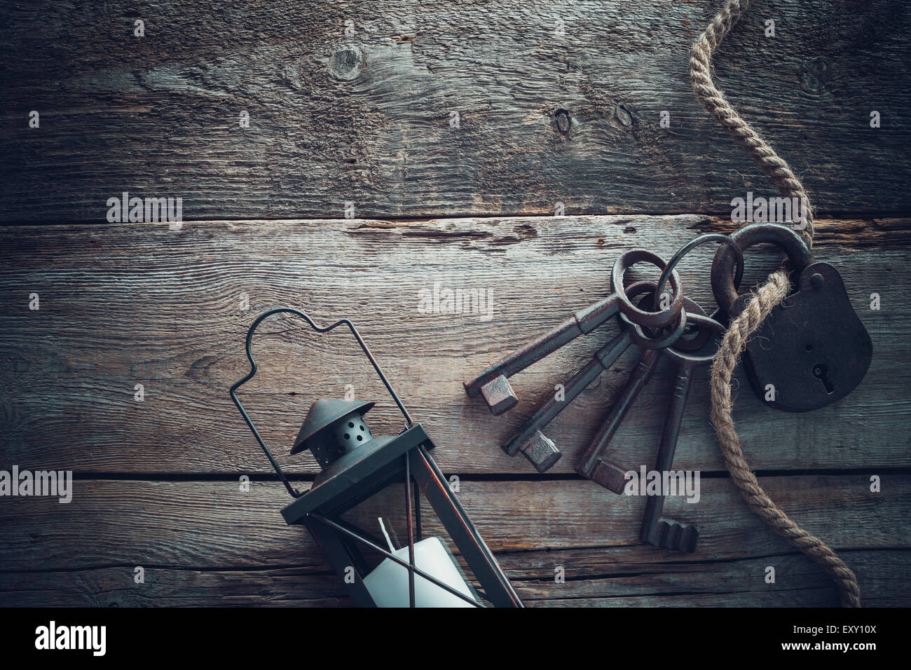 Vintage metal keys hi-res stock photography and images - Alamy