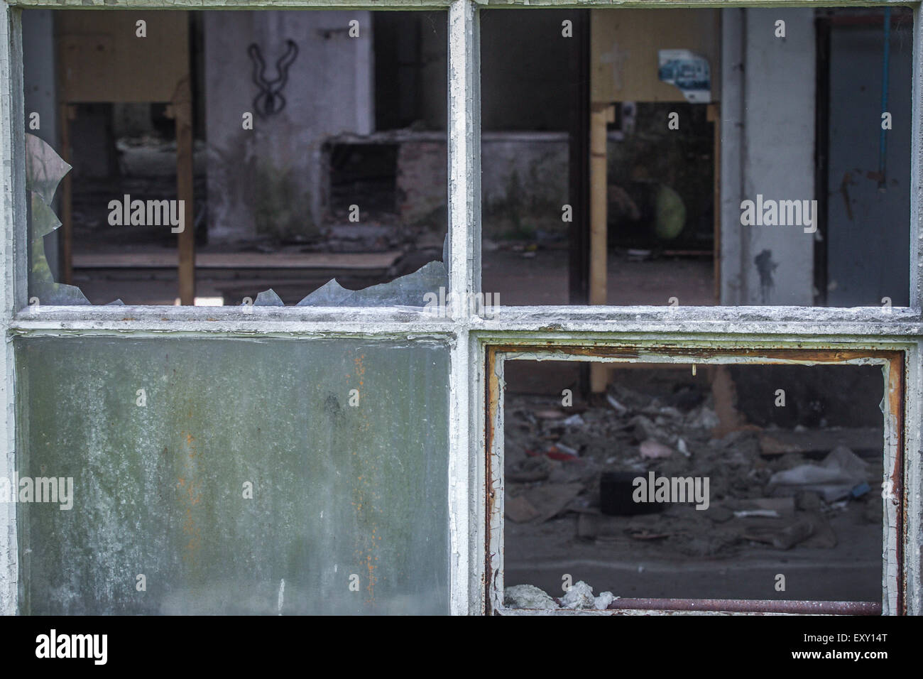 Broken window on old factory Stock Photo - Alamy