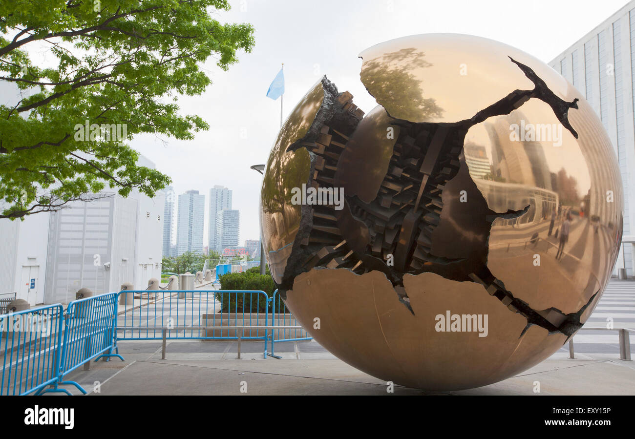 Pomodoro sphere hi-res stock photography and images - Alamy