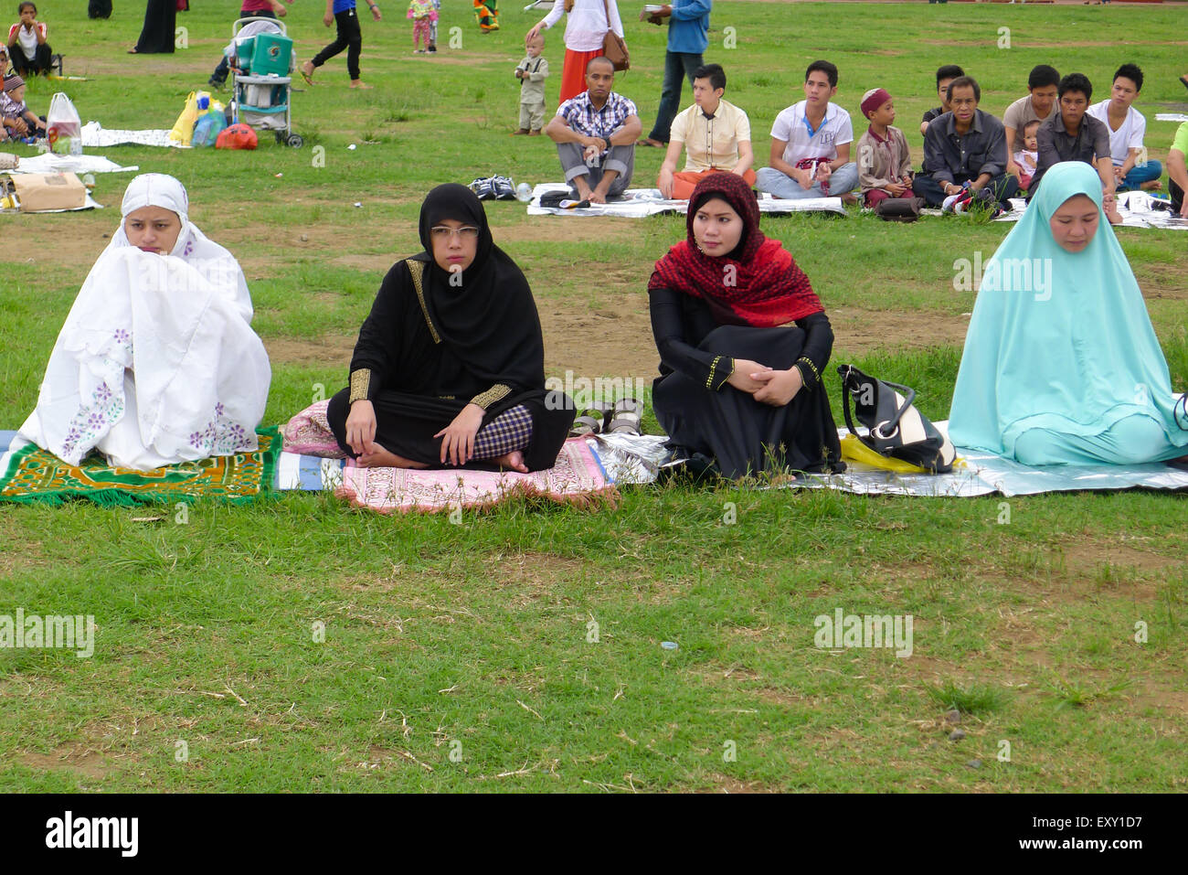 Manila, Philippines. 17th July, 2015. Muslim women wearing hijab, a ...