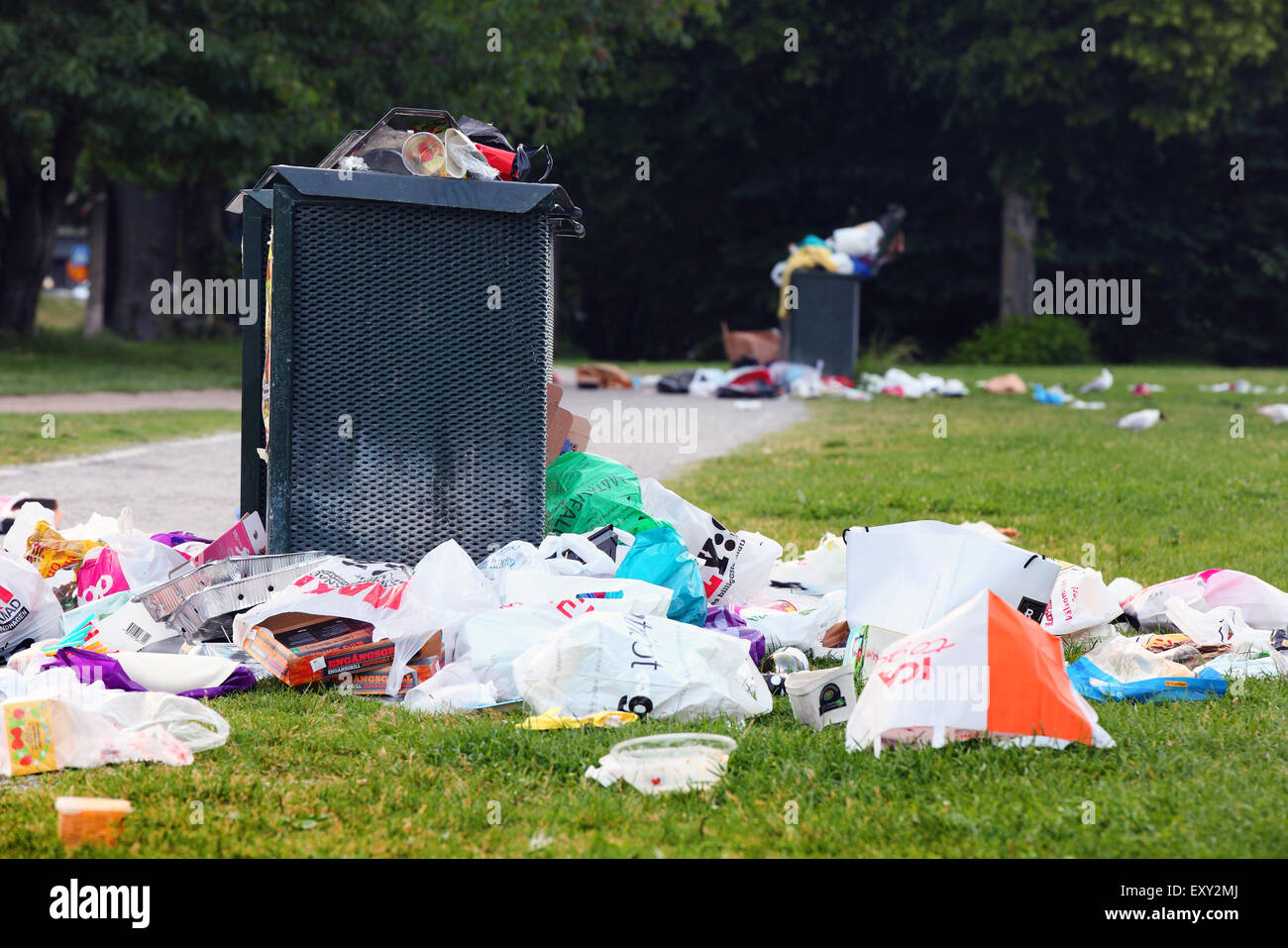 overflowing garbage bin Stock Photo - Alamy