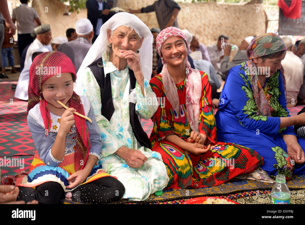 Muslims celebrating eid al fitr family hi-res stock photography and ...