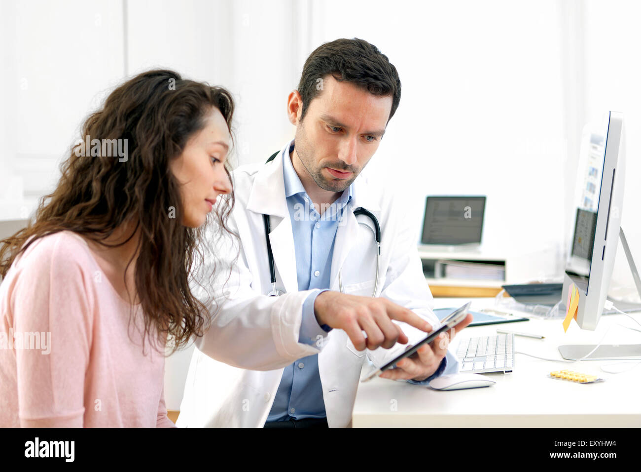 Doctor patient medication explain hi-res stock photography and images ...