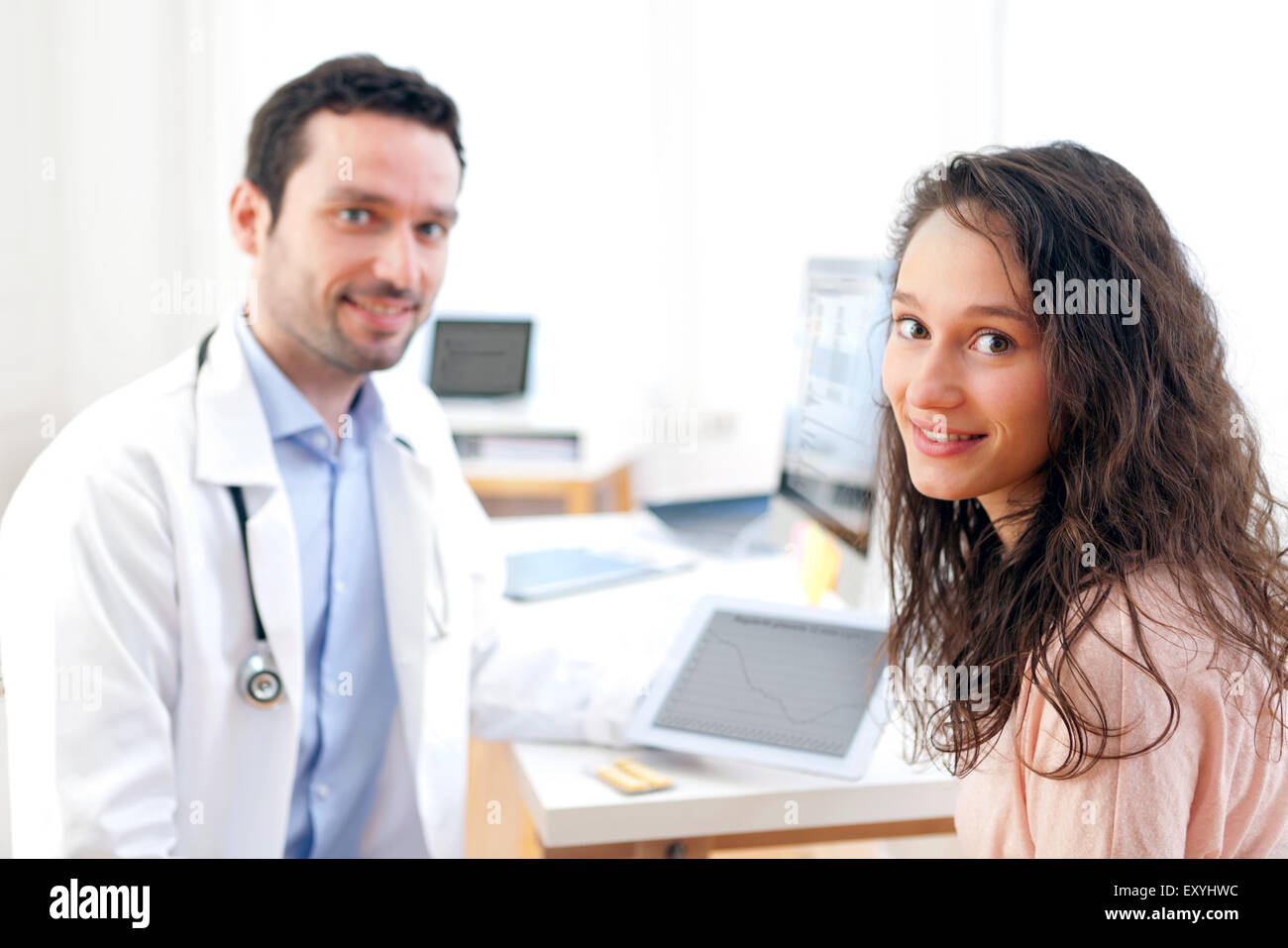 Doctor patient medication explain hi-res stock photography and images ...