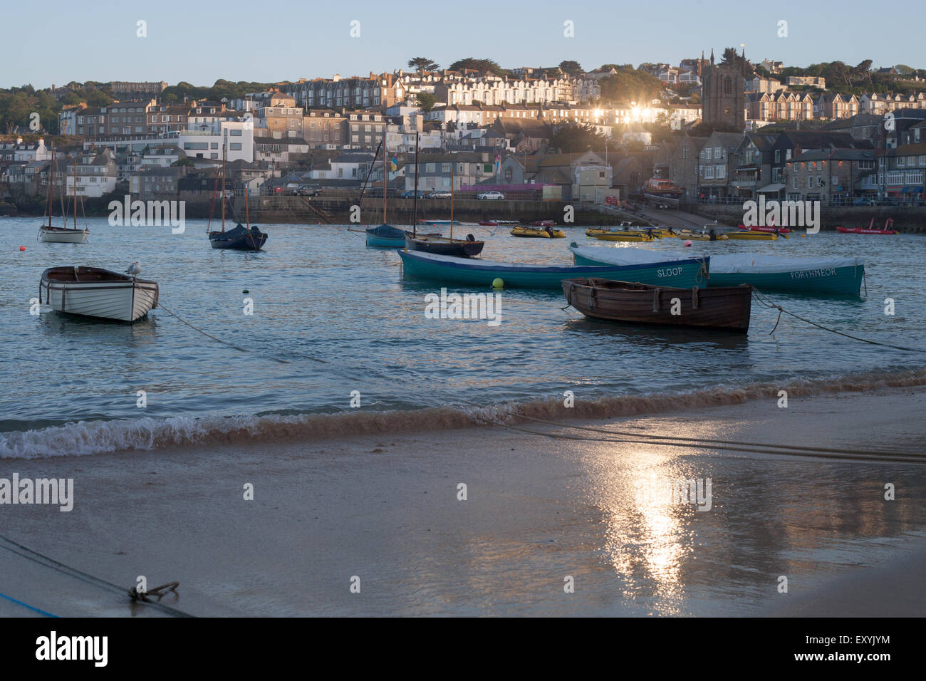 Beach in St. Ives harbour in Cornwall Stock Photo - Alamy