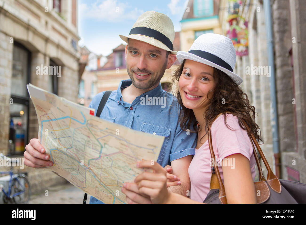 Man woman watching map hi-res stock photography and images - Alamy