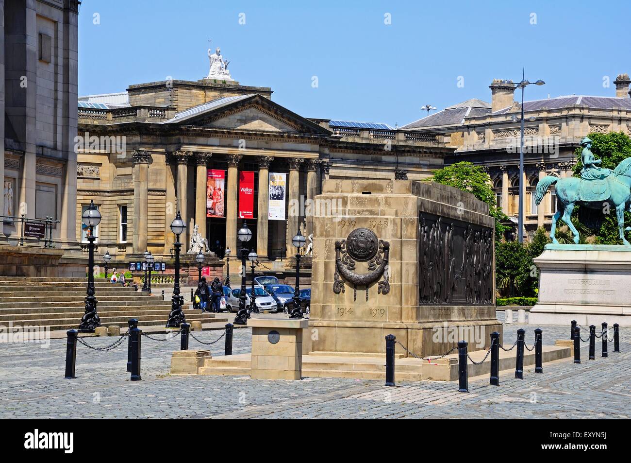 The Liverpool Cenotaph Great War Memorial with the Walker Art Gallery ...