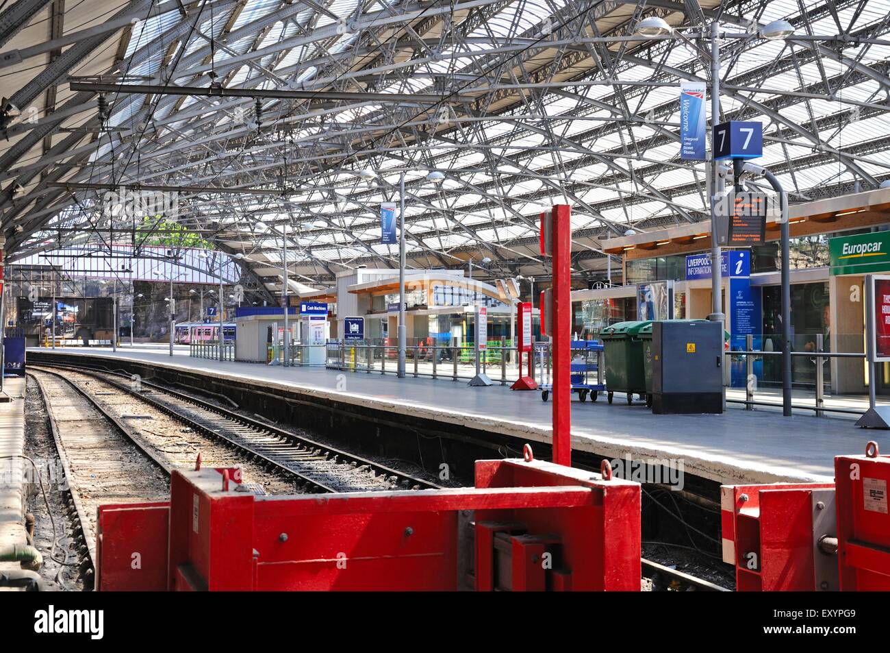 Liverpool lime street platform hi-res stock photography and images - Alamy