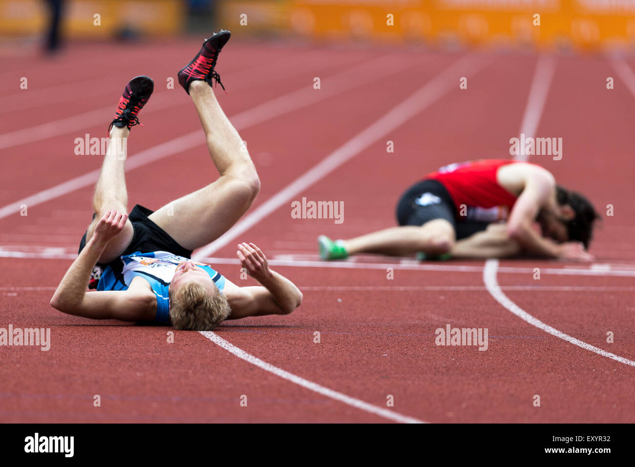 Ben COLDRAY & Mark MITCHELL falling on the finish line Men's 1500m Heat ...