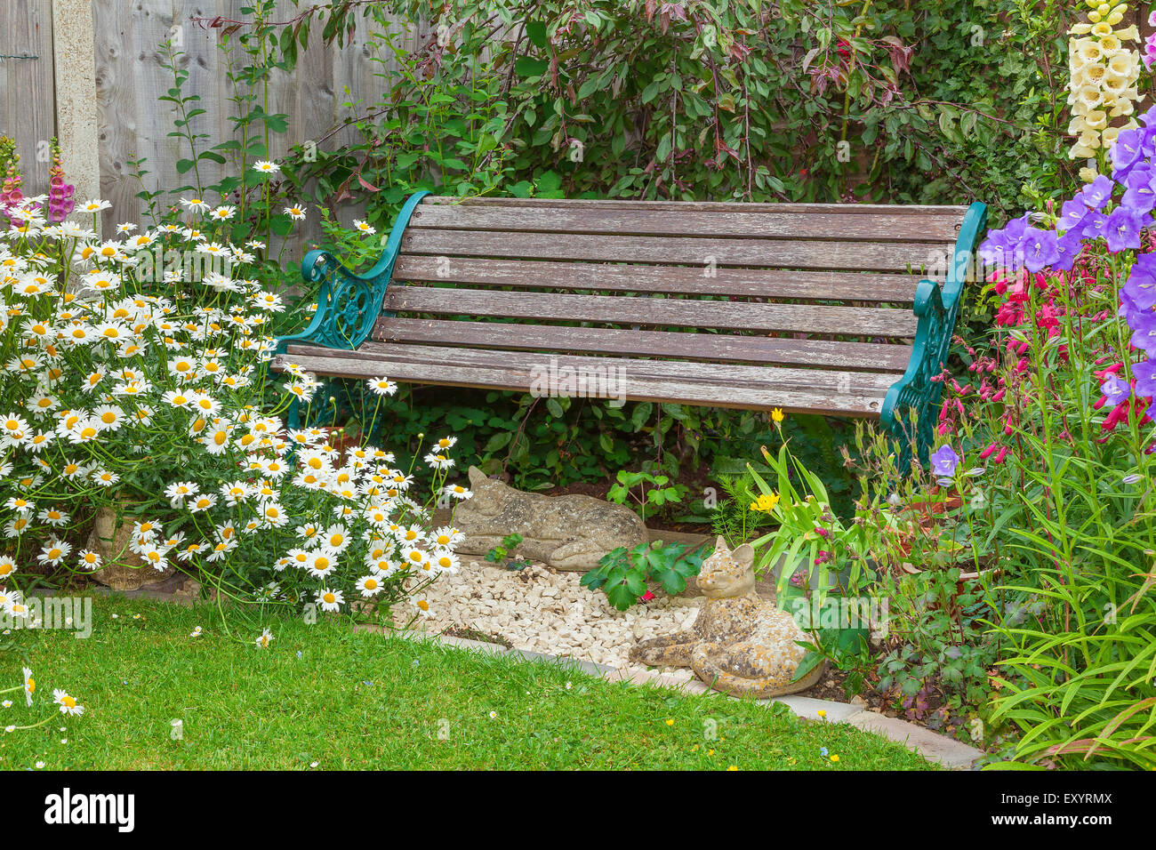 Wooden bench cottage garden hi-res stock photography and images - Alamy