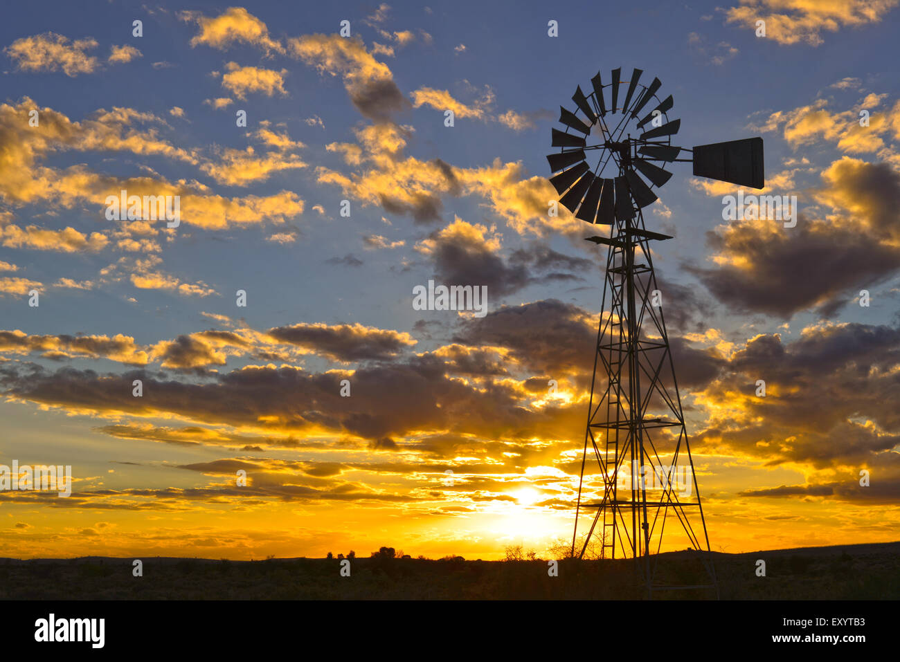 The Australian outback windmill Stock Photo - Alamy