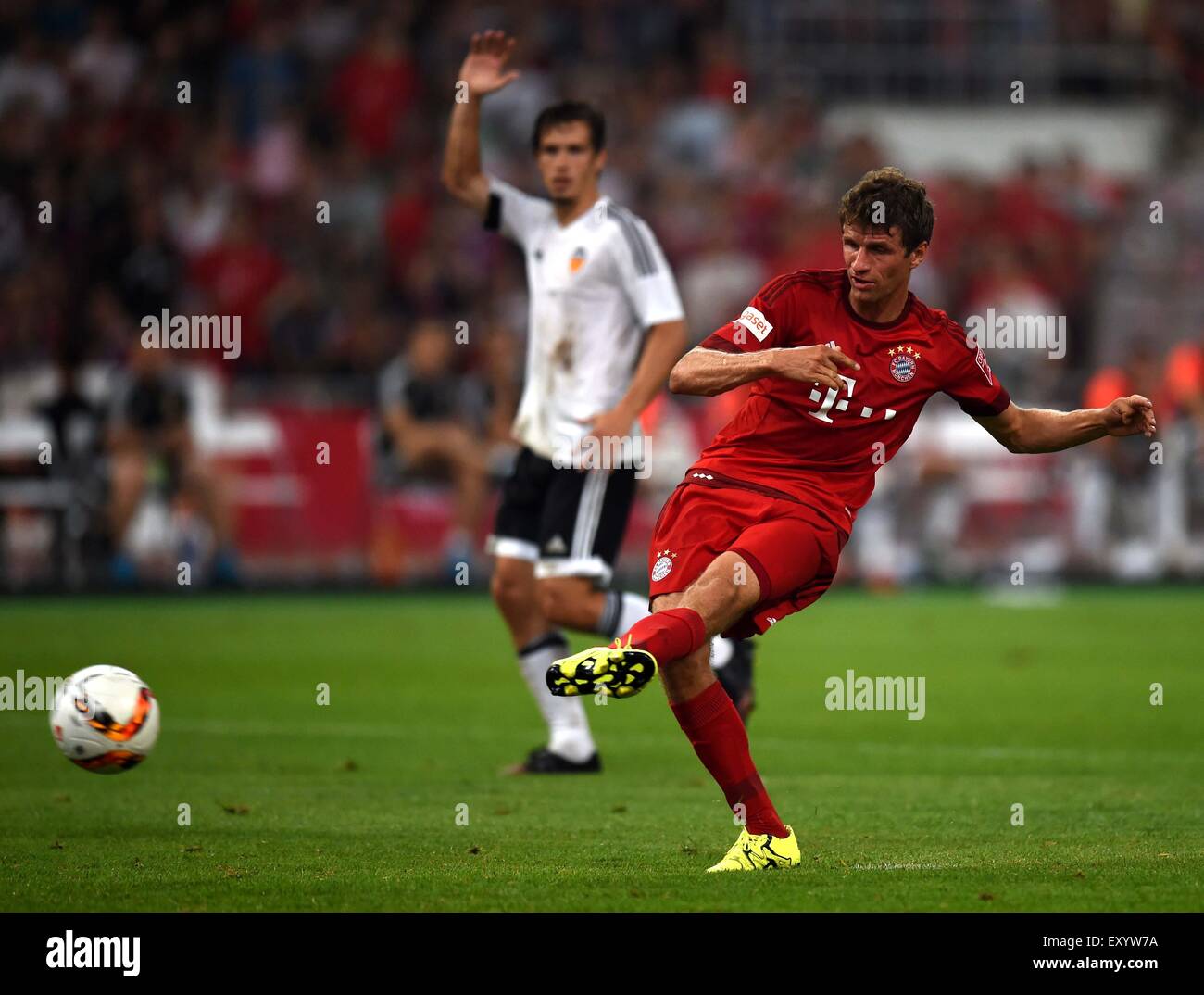 (150718)-- BEIJING, July 18, 2015(Xinhua) -- Thomas Muller (R) of ...